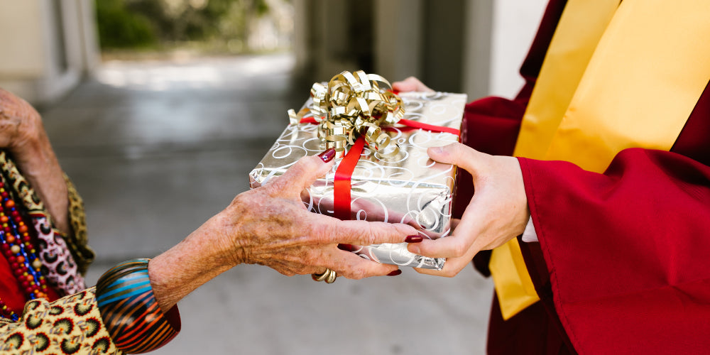 Graduation Gift Etiquette: Dos and Don'ts for Giving and Receiving Pre ...